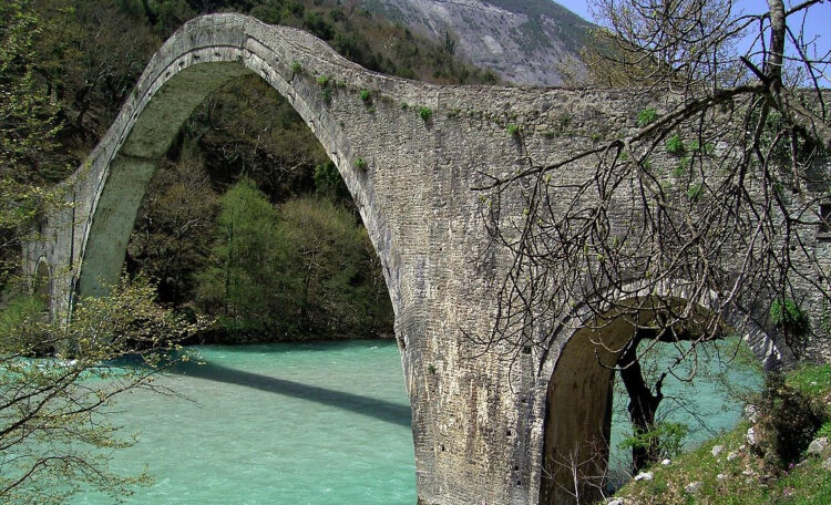 Σαν σήμερα 1 Φεβρουαρίου κατέρρευσε το Γεφύρι της Πλάκας