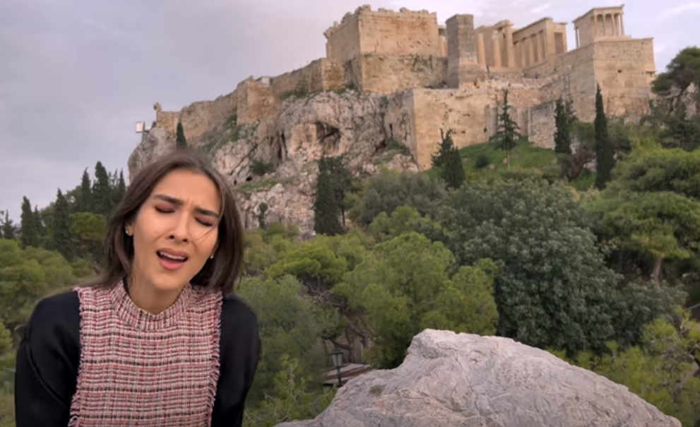 Η Κωνσταντίνα Τούνη τραγουδάει «Τα Ξεχωρίσματα» με φόντο την Ακρόπολη