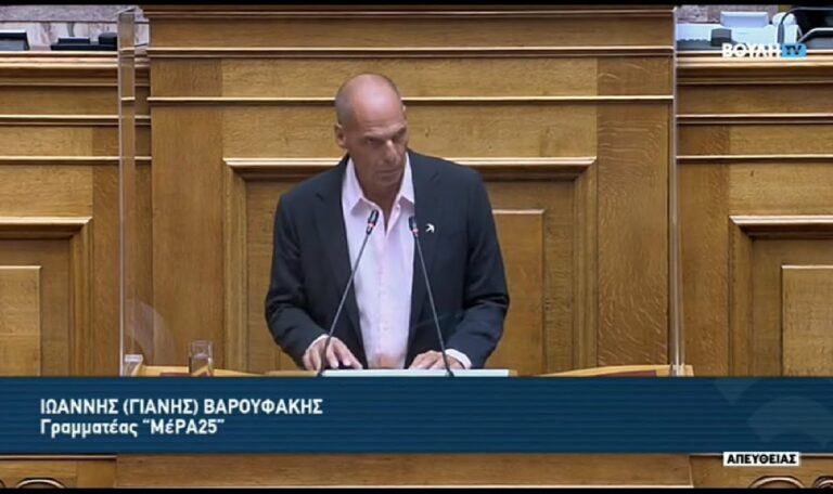 Ξυλοκόπησαν τον Γιάνη Βαρουφάκη στα Εξάρχεια